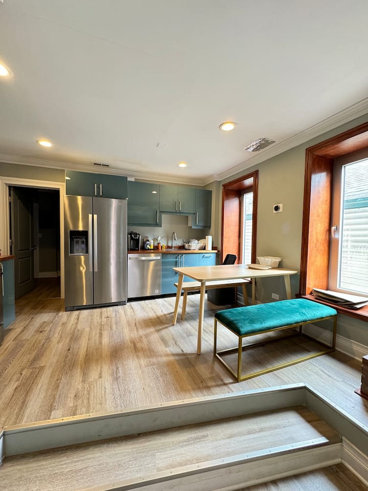 Luxury Renovated Central In Oldtown With Balcony - Chicago, IL