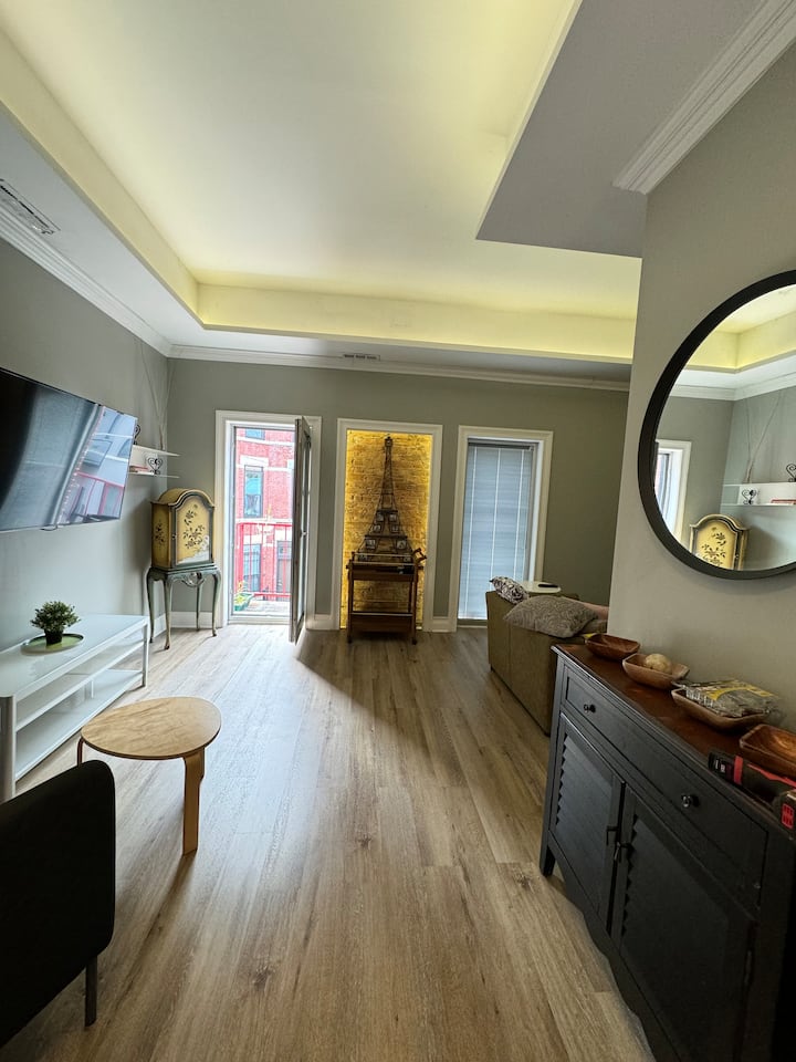 Luxury Renovated Central In Oldtown With Balcony - Chicago, IL