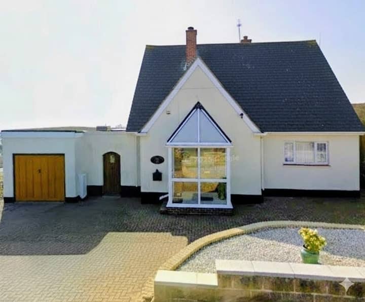 Home Overlooking Seaton Bay On The Jurassic Coast - Beer