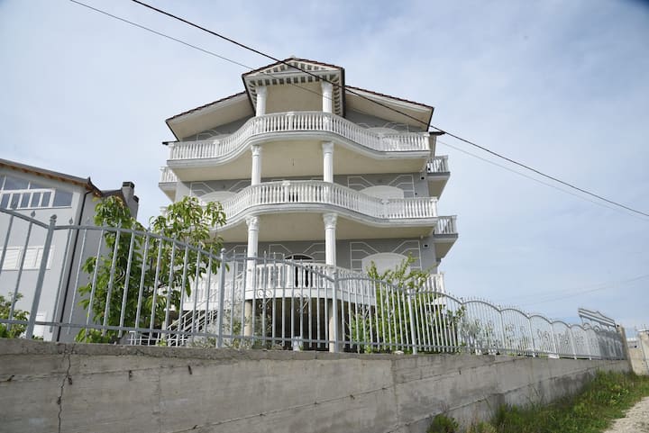 Villa With Beautiful Views - Durrës