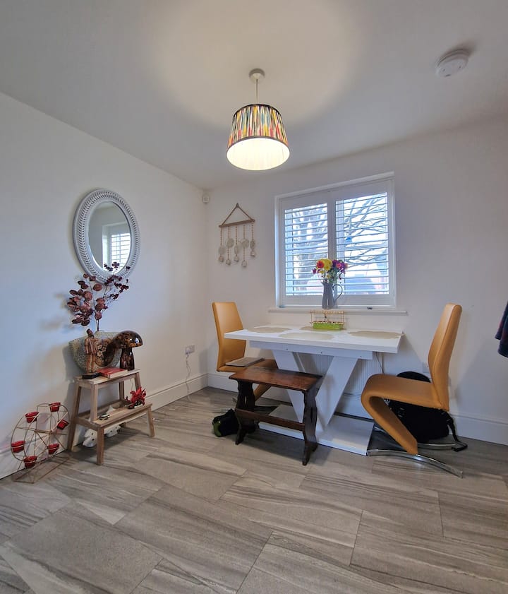 Peaceful Room With Ensuite Shower & Parking - Crawley