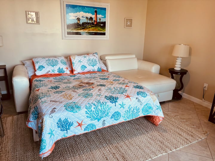 Newly Refreshed Condo, Short Walk To The Beach - Jupiter, FL