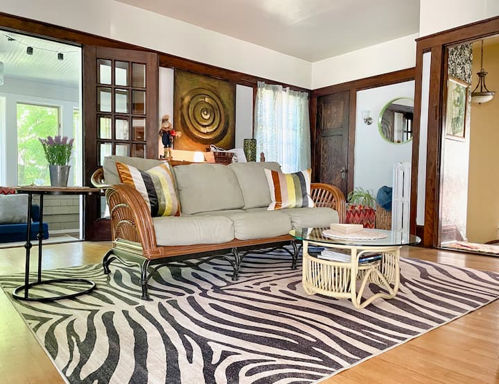 Luxe East Side Gem | Walk To Lake & Uwm | Garage - Milwaukee, WI