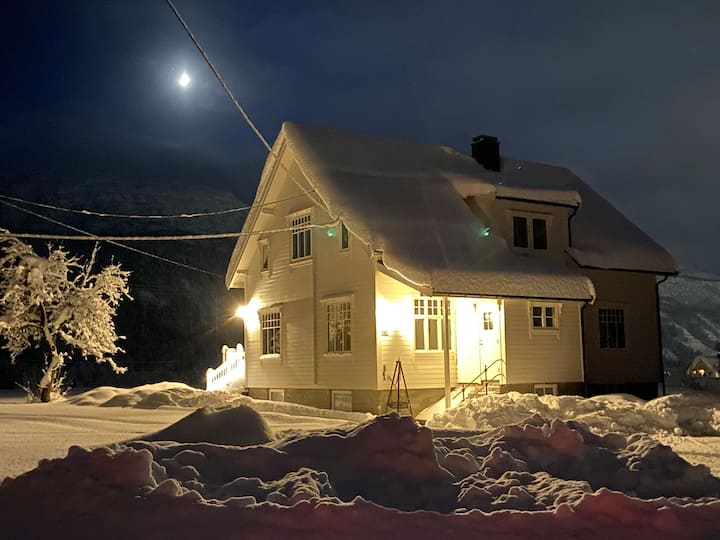 Nyrenovert Hus På Gård - Nordfjordeid