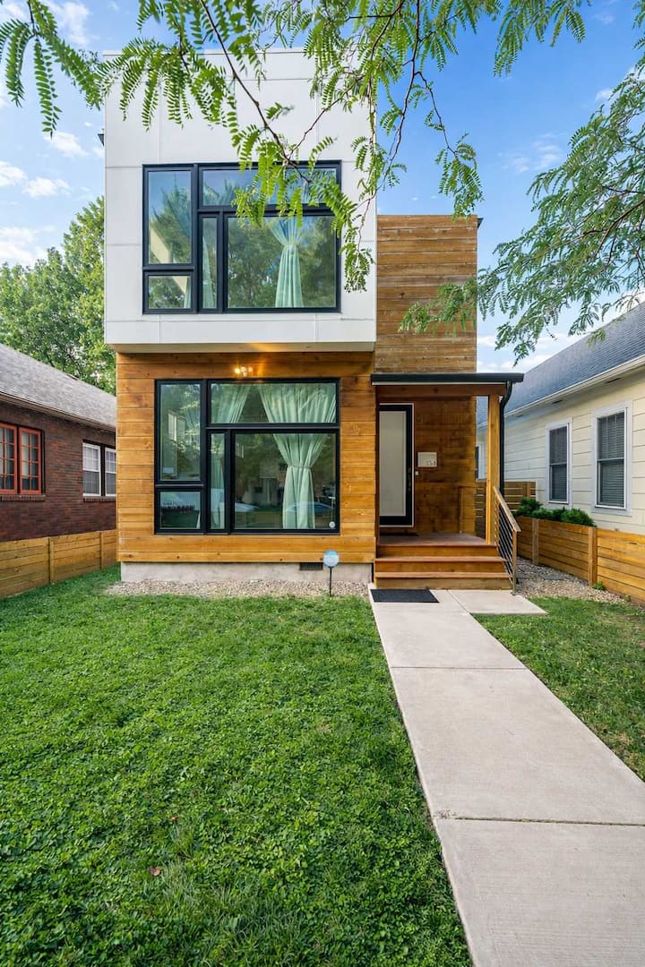 Modern Indy Mansion | Hot Tub • Rooftop Deck • 3br - Indianapolis, IN