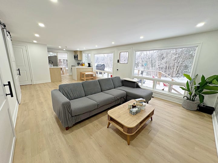 Modern Lakefront Escape In Muskoka - Algonquin Provincial Park