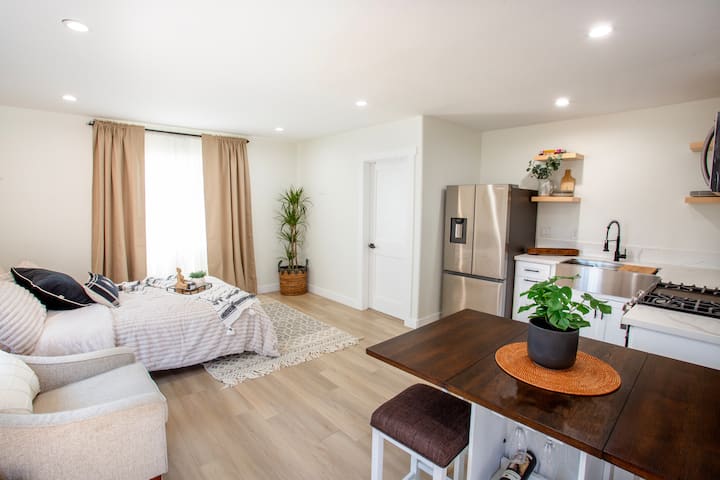 Gorgeous Studio Room - Los Angeles, CA