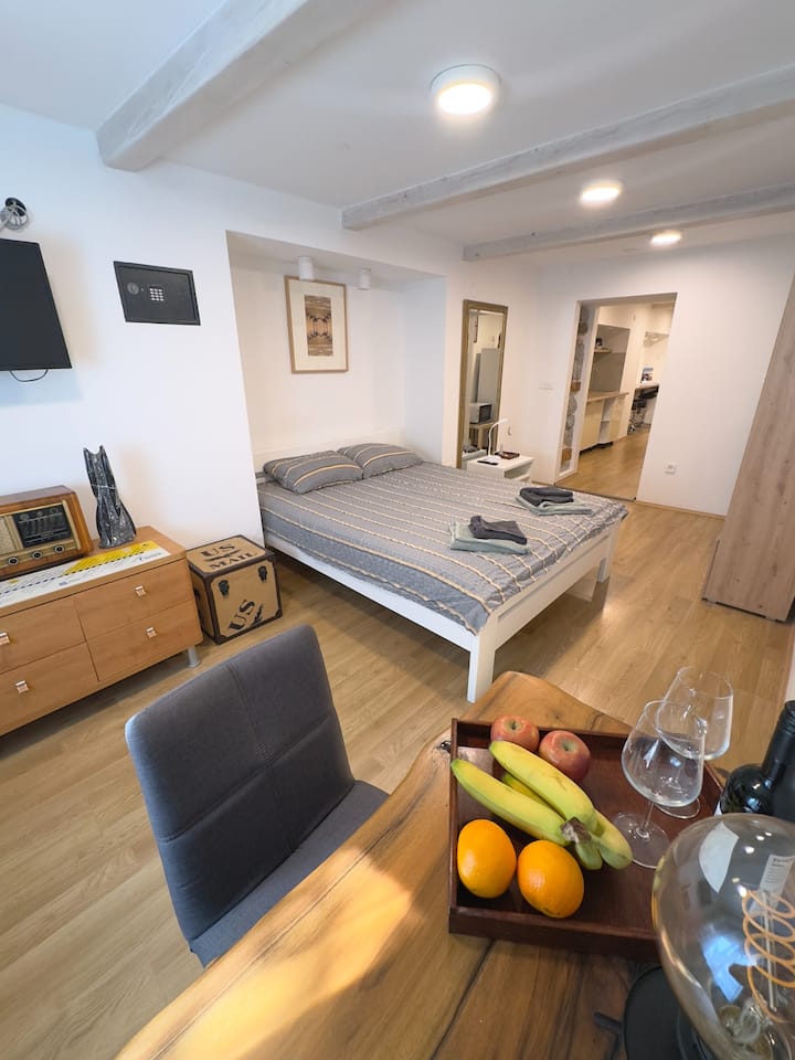 Main Street Dutch Vintage3 - Rijeka