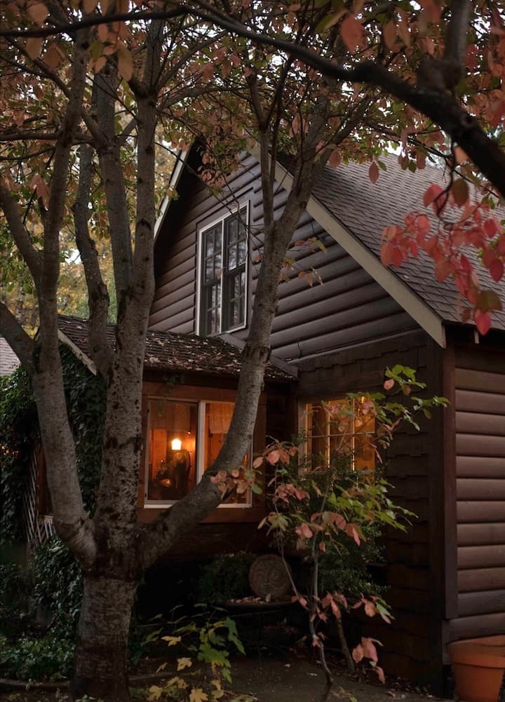Cottage On The Corner • Cedar Hot Tub - Dunsmuir, CA