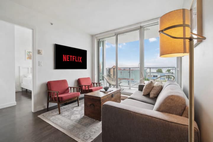 Modern 1-bed Condo | Mountain Views | 10 Mins > Dt - Vancouver