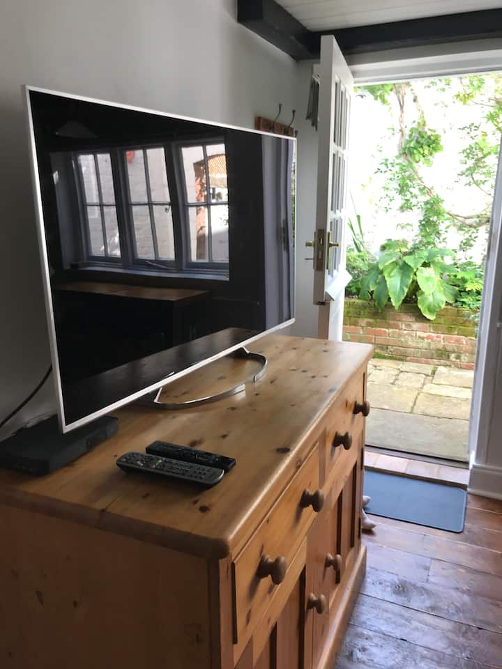 The Snug - En Suite Double Room, Own Shower Room - Hampshire