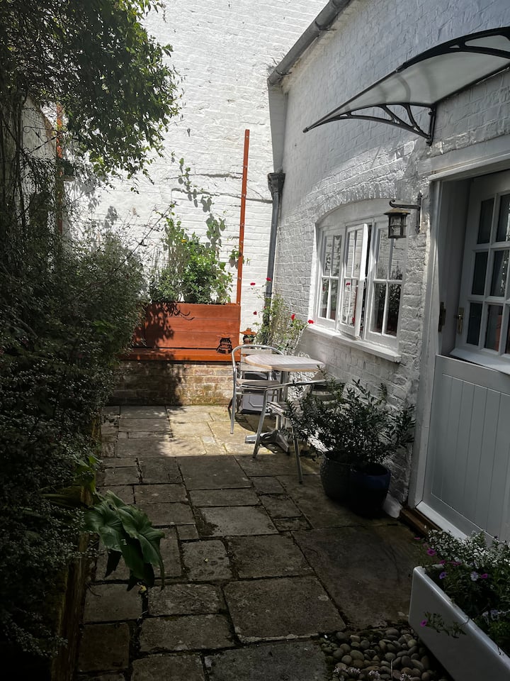 The Snug - Private En Suite Room With Own Entrance - New Forest