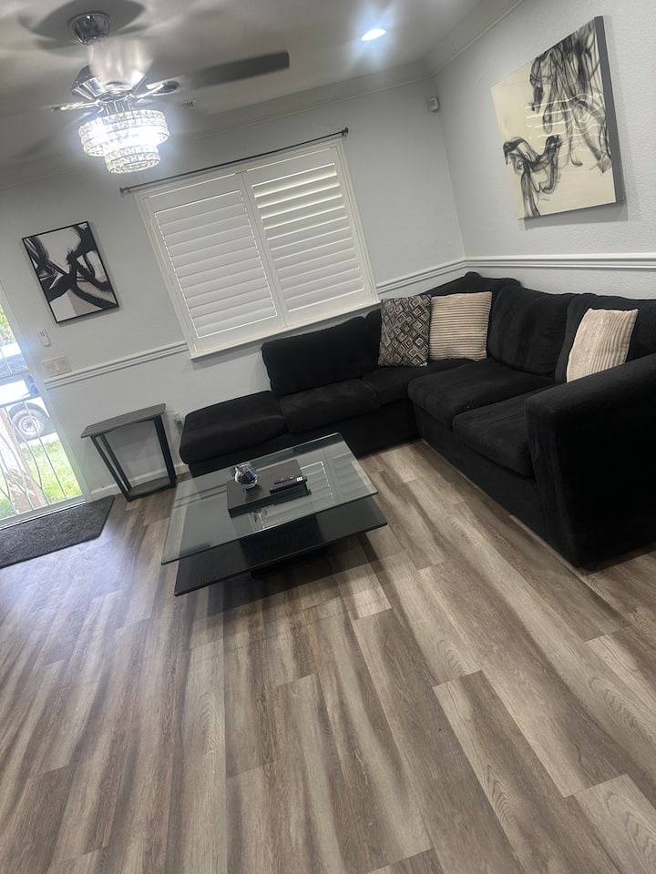 Cute Comfy Condo Near North Sac - Sacramento, CA