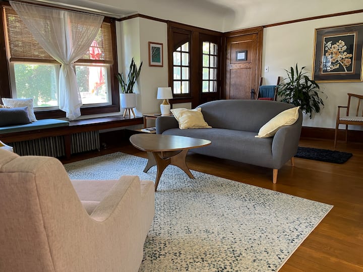 Bright And Sunny Apartment In Washington Heights - Wauwatosa, WI