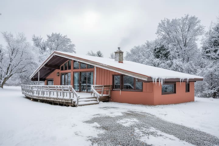 Zhivago Cottage: Mountain Views Chalet W/ Sauna - Collingwood