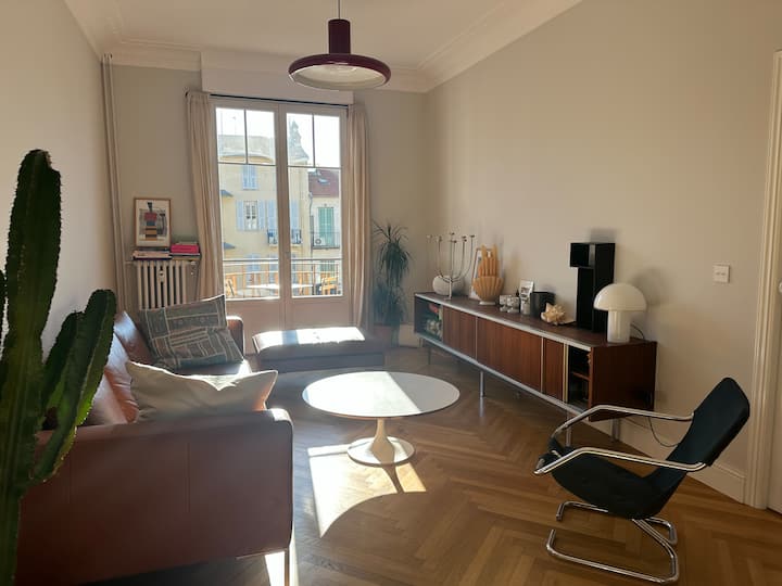 Spacieux Logement Bourgeois, Lumineux Et Central - Carros