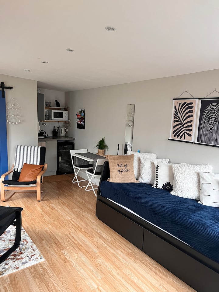 Bothy In The City/ Hot Tub/ Free On Street Parking - 