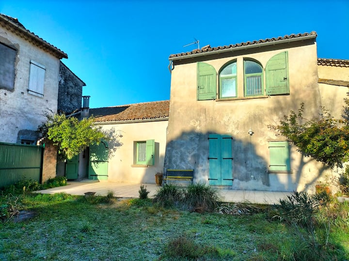 Maison Dans Un Village Médiéval - Sauve