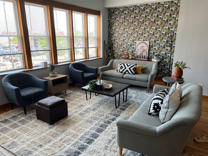 Location! Huge Wicker Park Concrete Jungle Roar - Chicago, IL