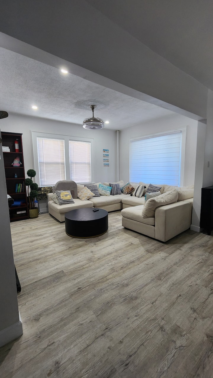Beachside Comfort 2br W/ Yard | Nyc Train Nearby - Long Beach, NY