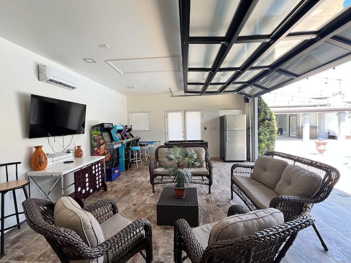 Private Suite & Pool House! - Bakersfield, CA