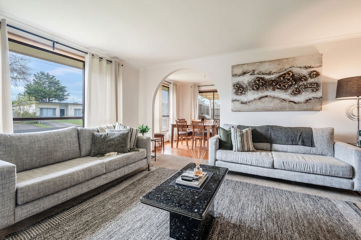 Solander’s Retro Residence—group Stay By The Beach - Dromana