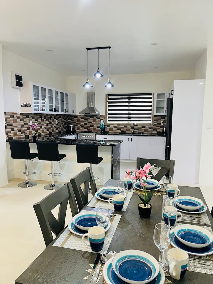 H - Haven (3 Bdrms/3 Bthrms/hotwater/wifi) - Samoa