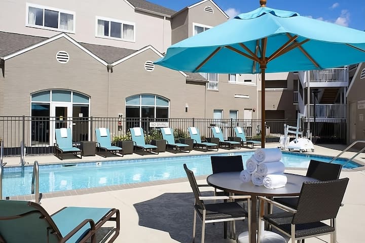 2 Comfortable Units! W/ Kitchen, Free Breakfast! - Sterling Heights, MI