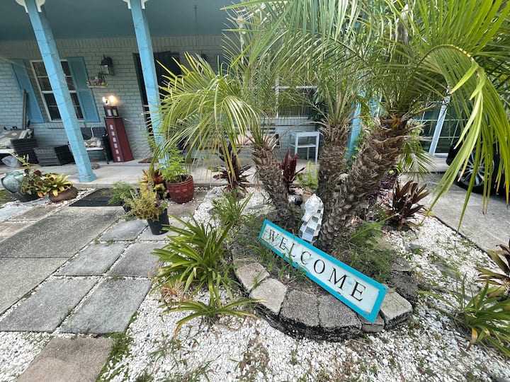Beautiful Blue Bungalow Island Oasis By The Beach - Fernandina Beach, FL