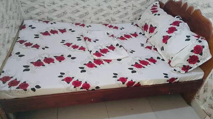 Chambre N°4 Climatisé Simple Wifi à Matonge Irebu - Kinshasa