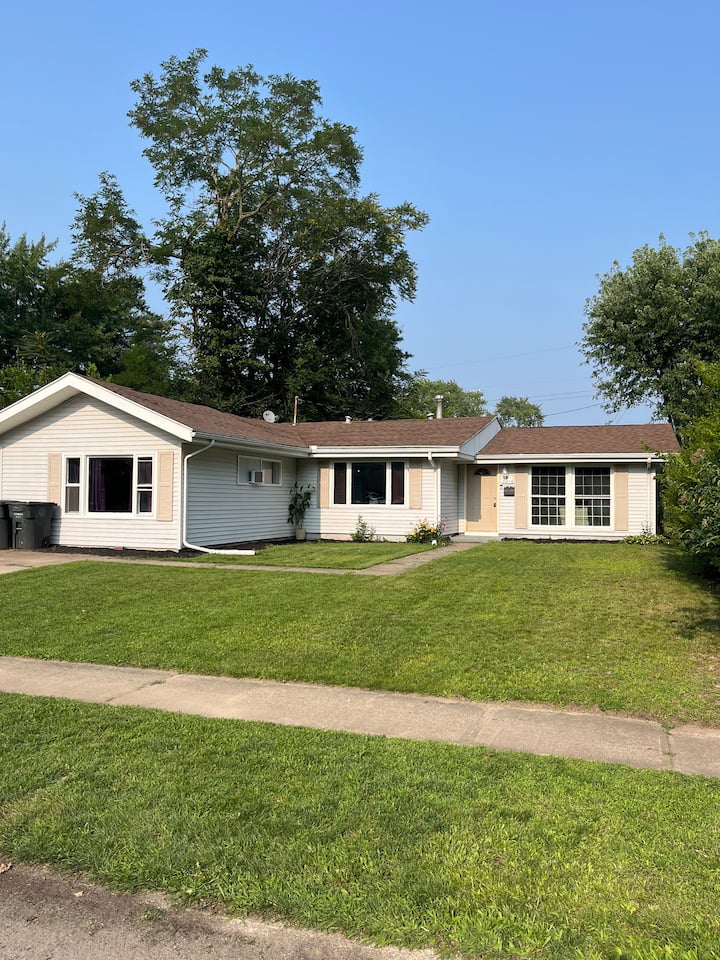 Fresh 4 Bedroom Home Just 2 Miles To Nd! - Mishawaka, IN