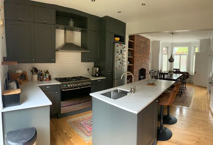 House In Chorlton Off Beech Rd - Altrincham