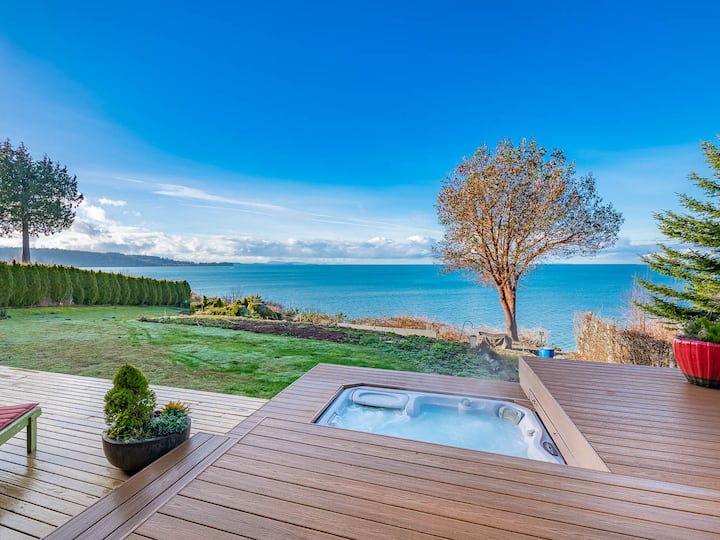Waterfront Retreat | Hot Tub, Sauna & Island Views - Canada