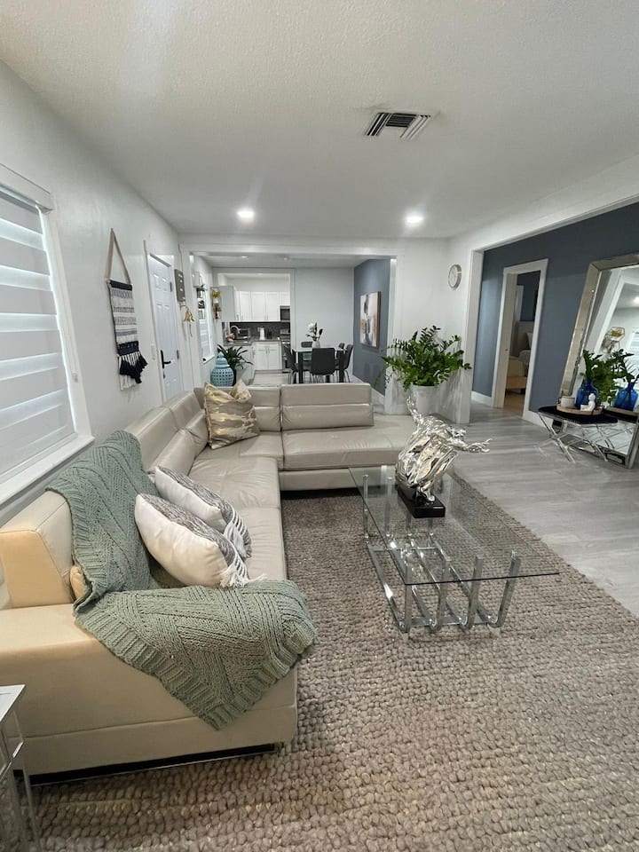 Exquisite Miami Retreat – By Miami Int Airport - Miami