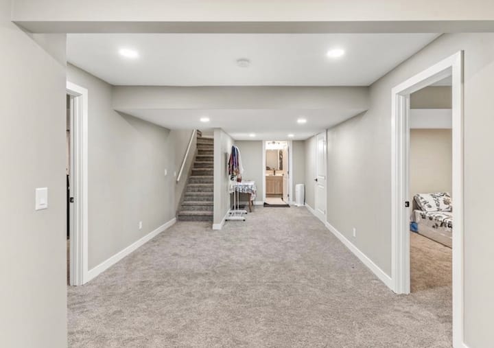 Quite And Clean Big Basement . - Chestermere