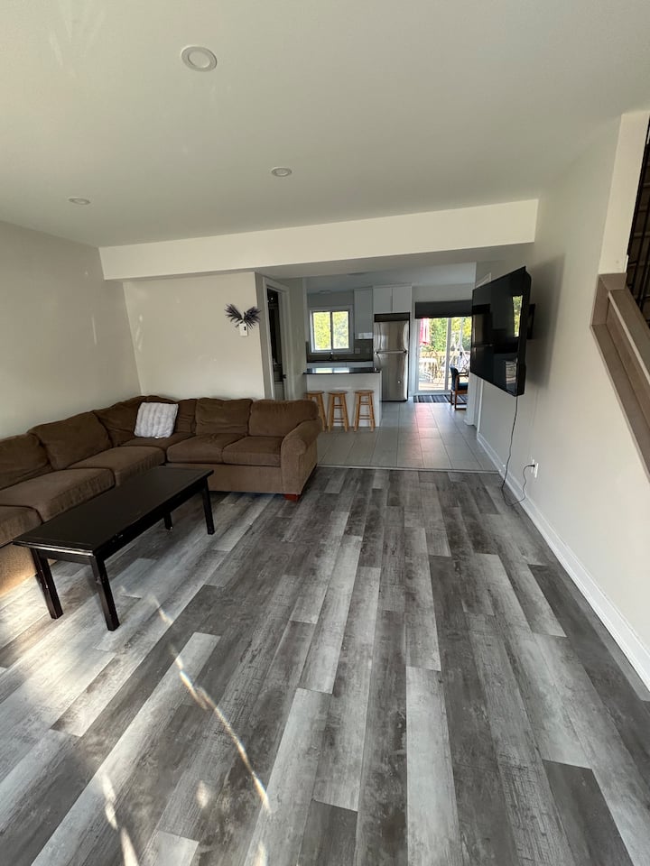 Nice 2 Floor 3 Bedroom Apt In Duplex House - Gatineau