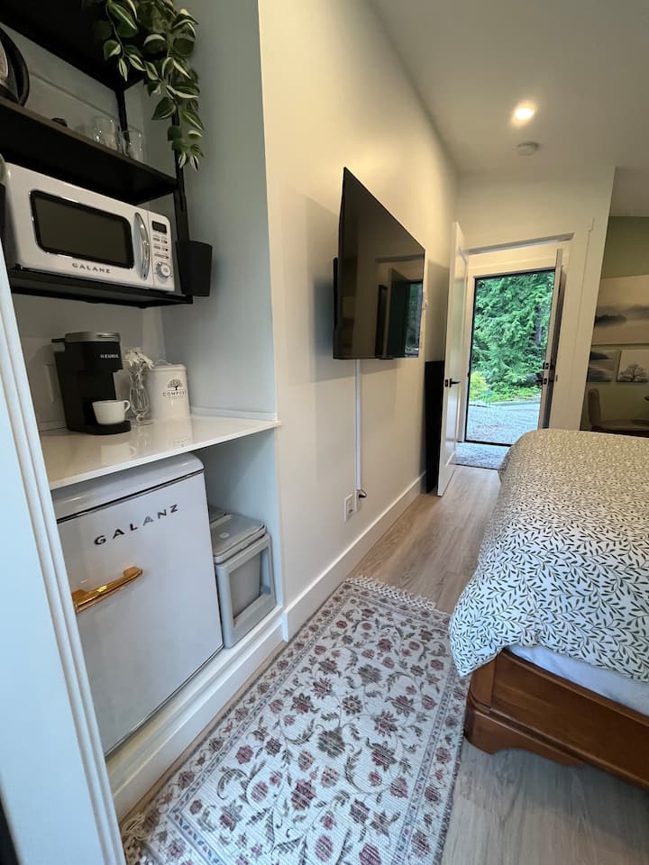 Evergreen Escape~at Trails Edge
Queen Cedar Suite - Bowen Island