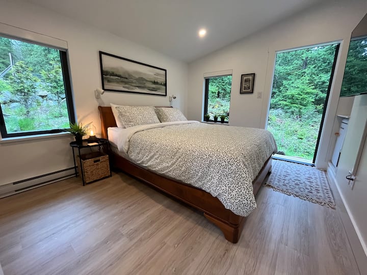 Evergreen Escape~at Trails Edge
Queen Cedar Suite - Bowen Island