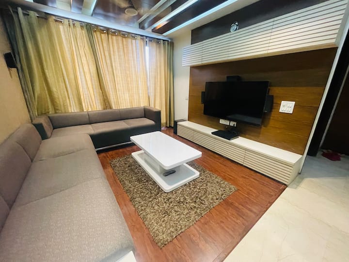 Urban Oasis: Stylish Retreat 2bhk Apartment - New Delhi