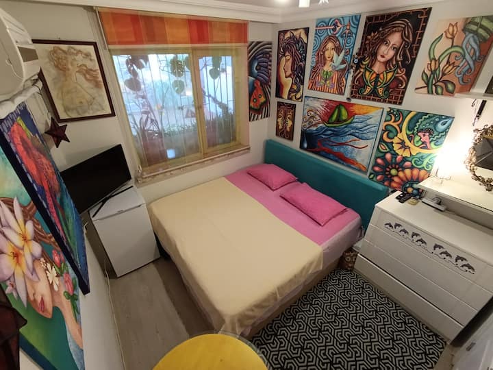 Private Room,central, Walk To Beach, King Bed & Ac - Antalya