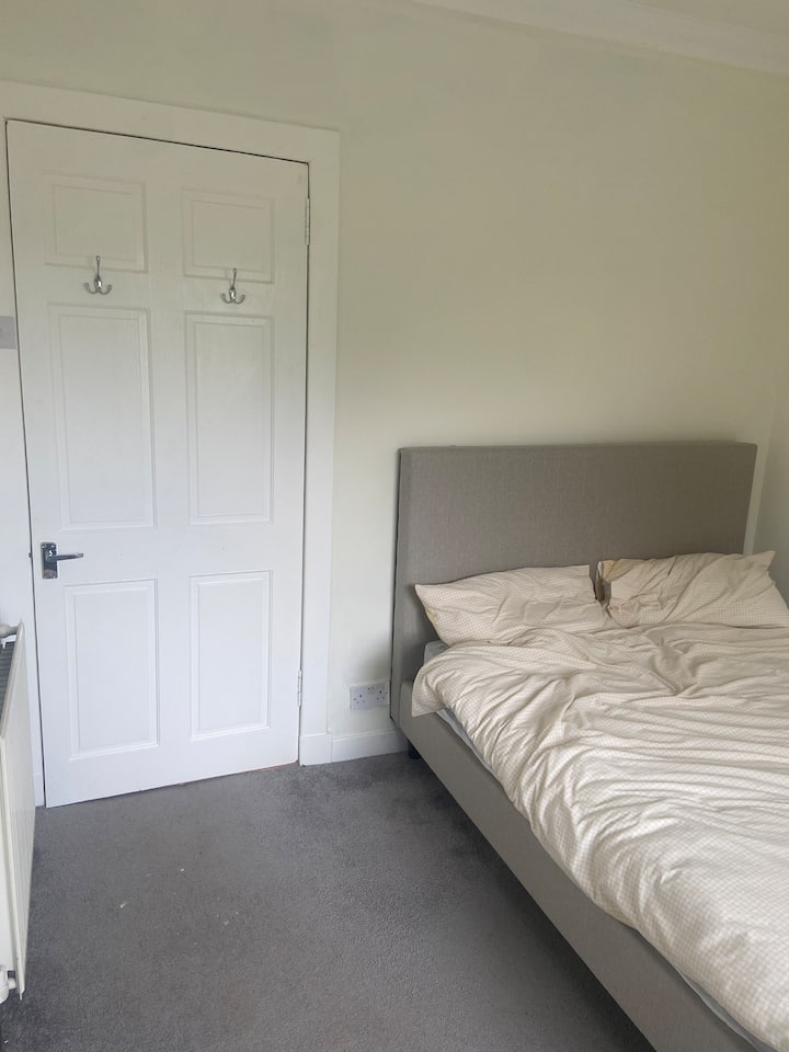 Sunny Southside Bedroom Near Hampden Park - East Kilbride