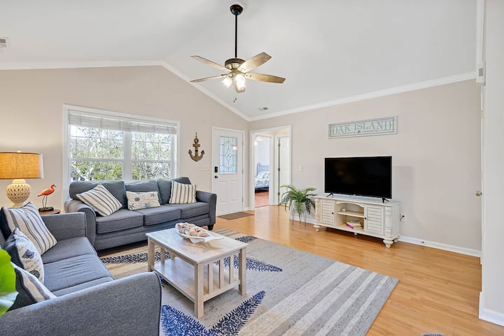 A Wave From It All~ Spacious, Close To Beach - Oak Island, NC