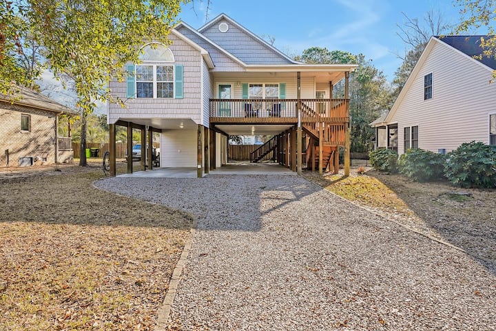 A Wave From It All~ Spacious, Close To Beach - Oak Island, NC
