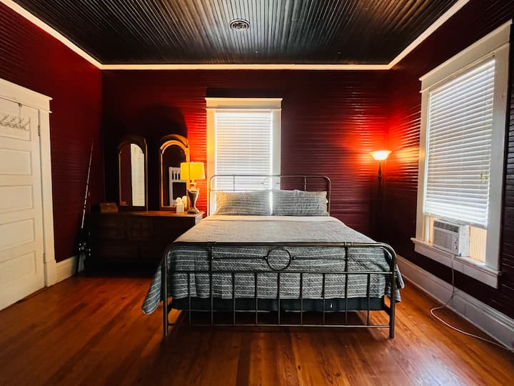 King Suite In Historic Belton Bnb - Trophy Room - Belton, SC