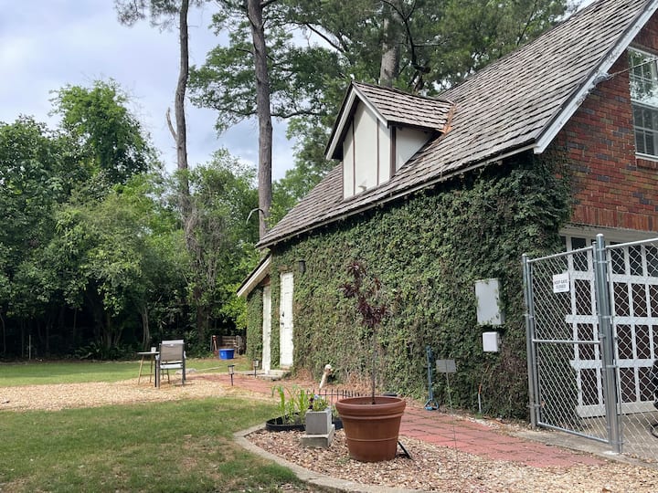Historic Cloverdale Private Loft - Montgomery, AL