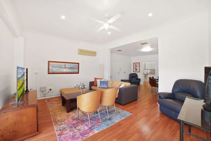 Cosy House Sleeps Up To 7ppl.  5min To Town Centre - Canberra