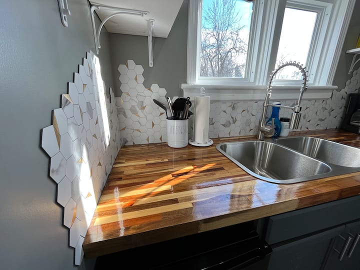 Honeyfly Haven • Cozy Tiny Home Near Downtown - Roanoke, VA