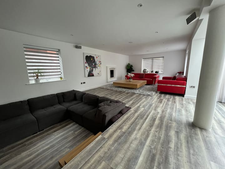 House With Space And Light - Milton Keynes