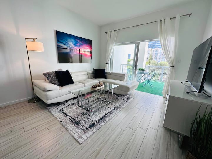 “Beautiful 2 Beds In Edge Water-miami With Free/p” - Miami, FL
