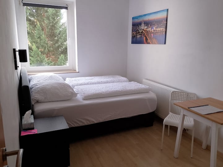 2 Zimmer + Privates Bad, Nähe Messe & Arena Köln - Colonia
